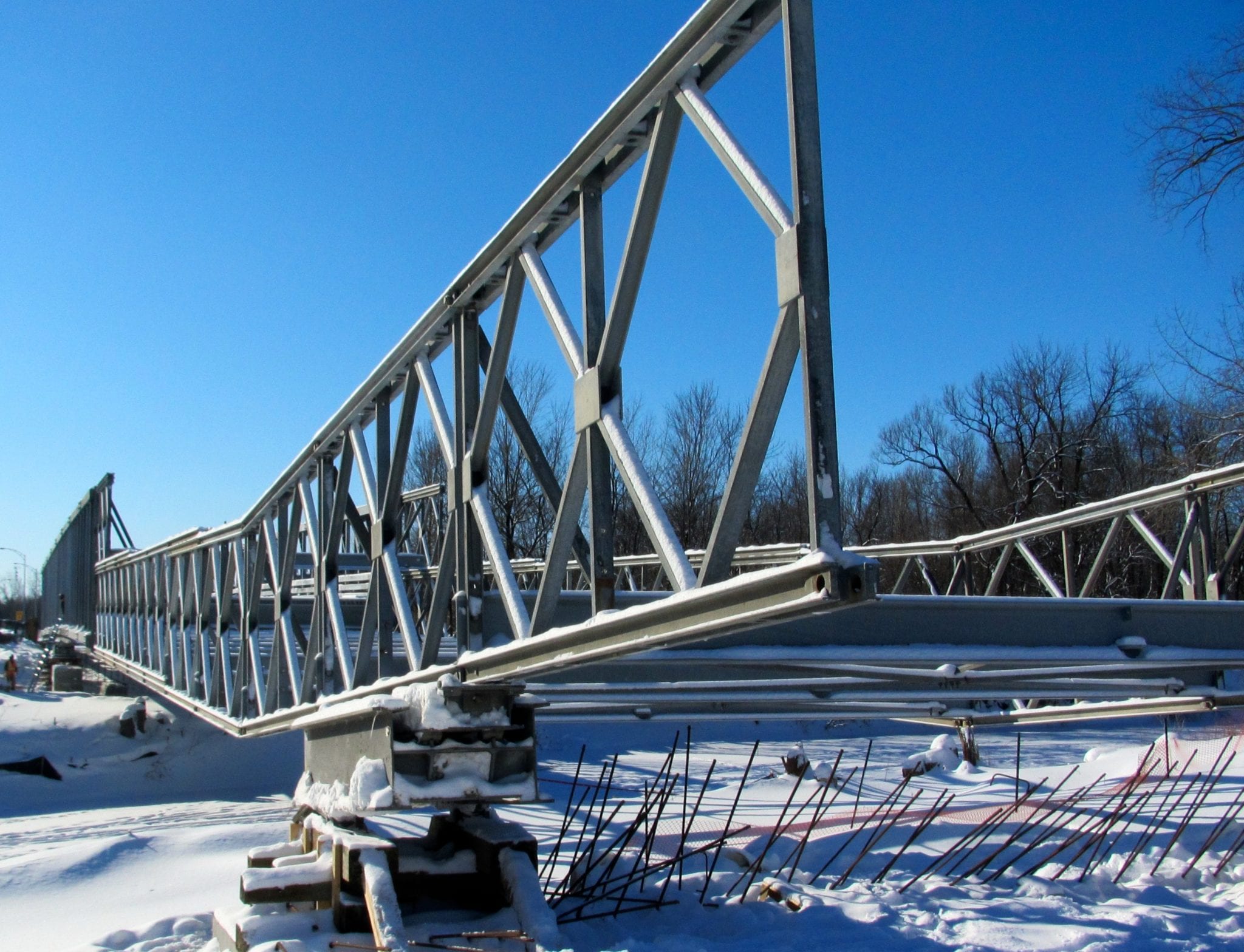 Prefabricated detour bridge stretches 67.5 metres over Quebec river