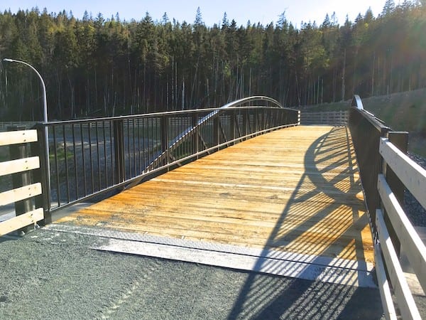 Algonquin Bridge installs trail bridge in St. Margarets Bay, NS